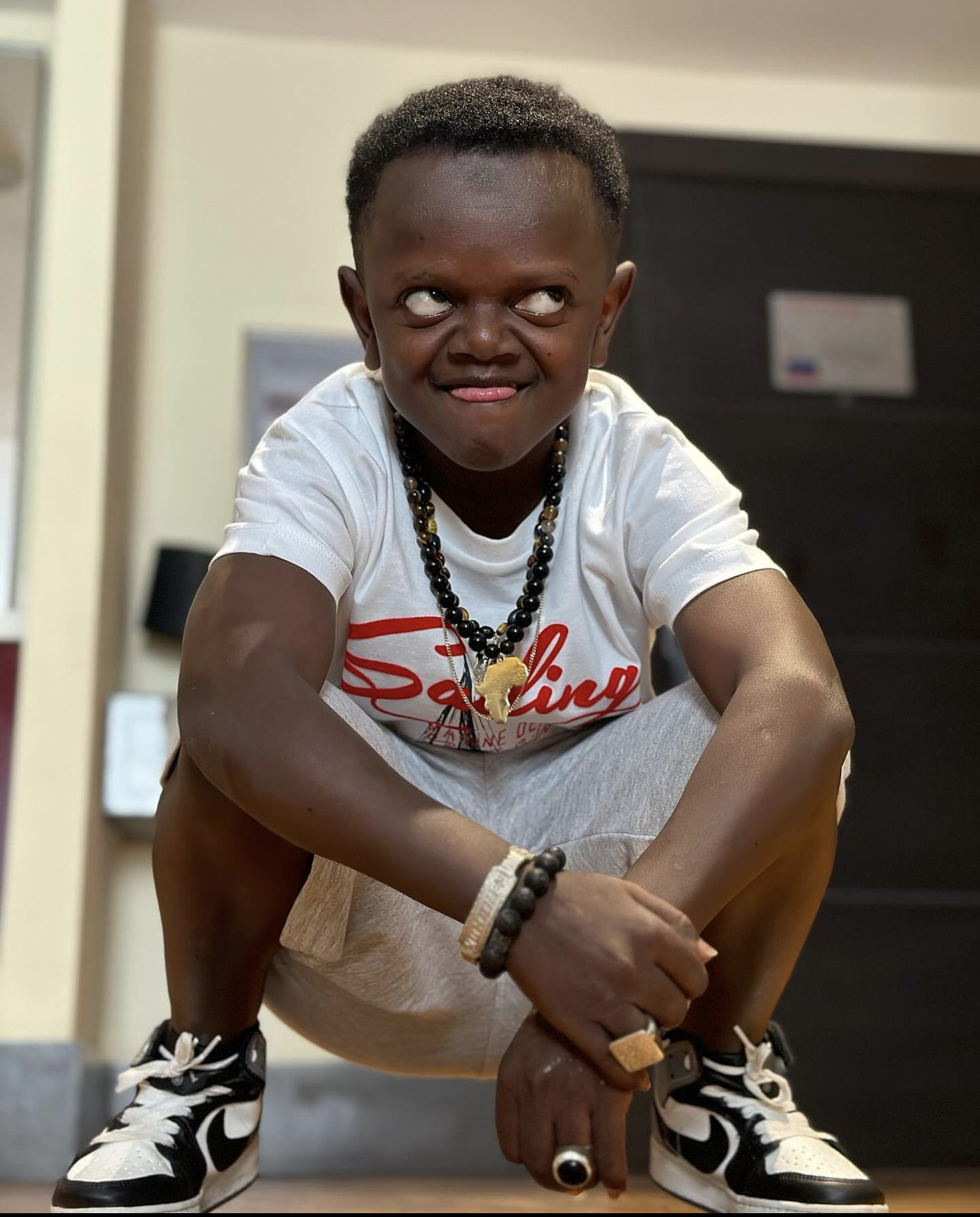 Grand M: El carismático músico y comediante de Malí que conquista las ...